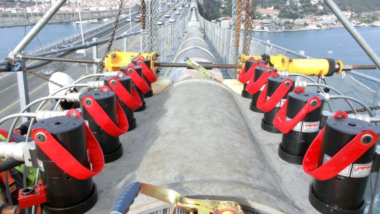 Secure bolt connection of the cable clamps of the Bosphorus bridges - ITH